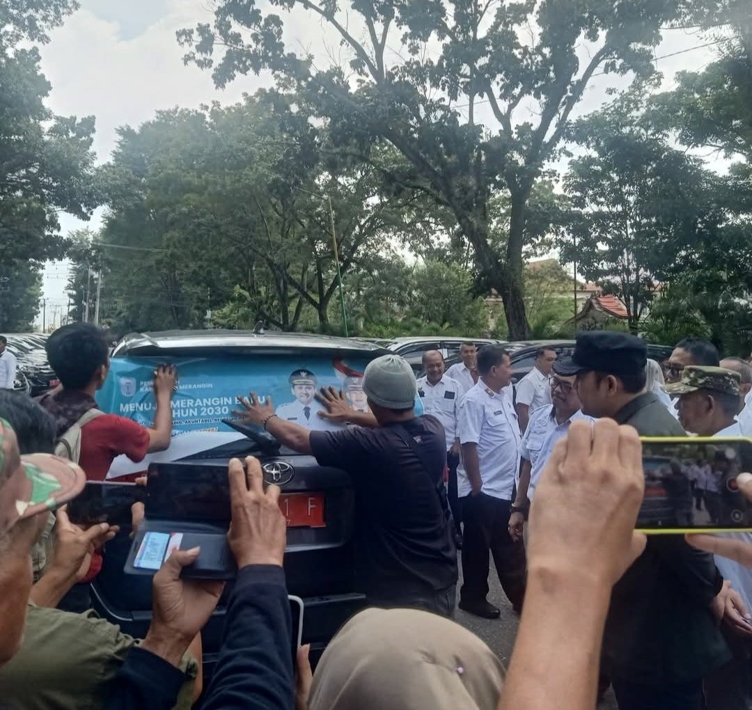 Pemasangan Logo Pemkab Merangin Pada Mobnas Tuai Sorotan - JurnalOne.com