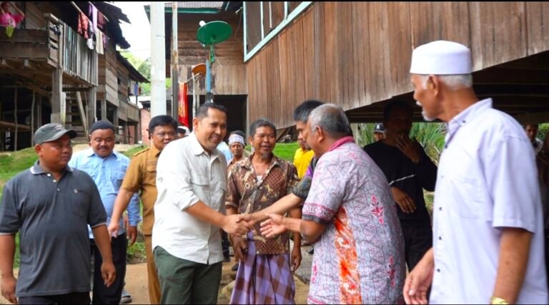 Bupati M. Syukur Tinjau Sekaligus Salurkan Bantuan Bagi Korban Banjir ...